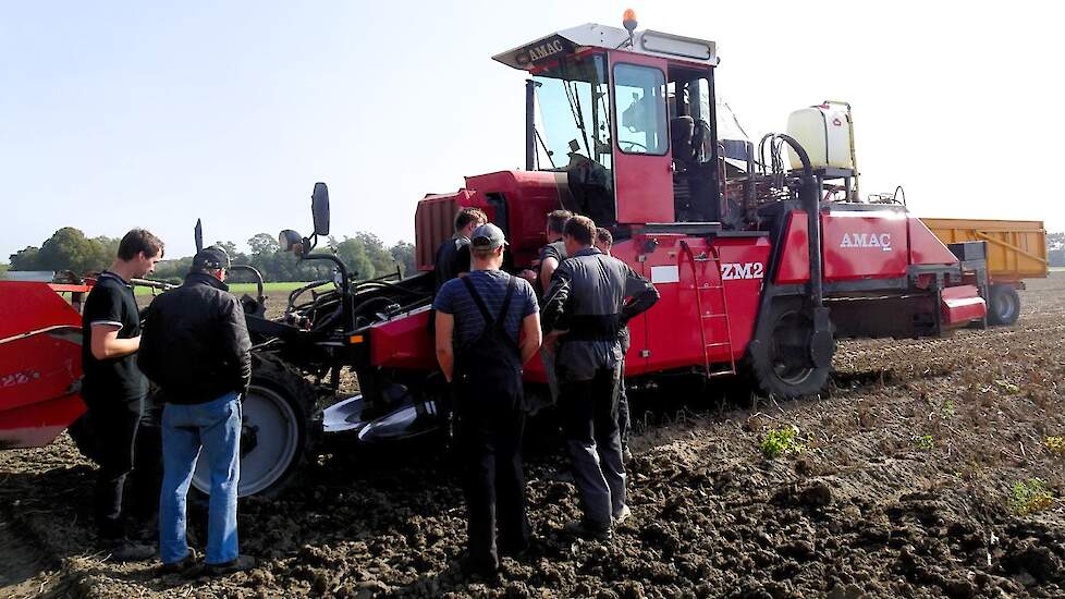 Video: Zeeuws familiebedrijf demonstreert nieuwe manier van aardappelen ...
